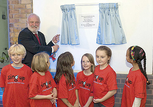 Love and gate! ‘Futuristic’ building for Torriano Junior School ...
