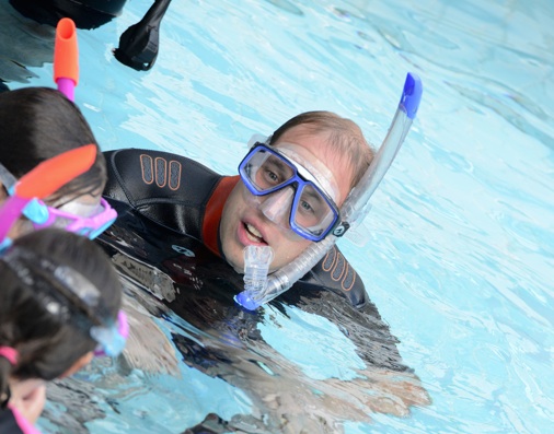 Prince William goes for a scuba dive at the Oasis swimming pool in ...