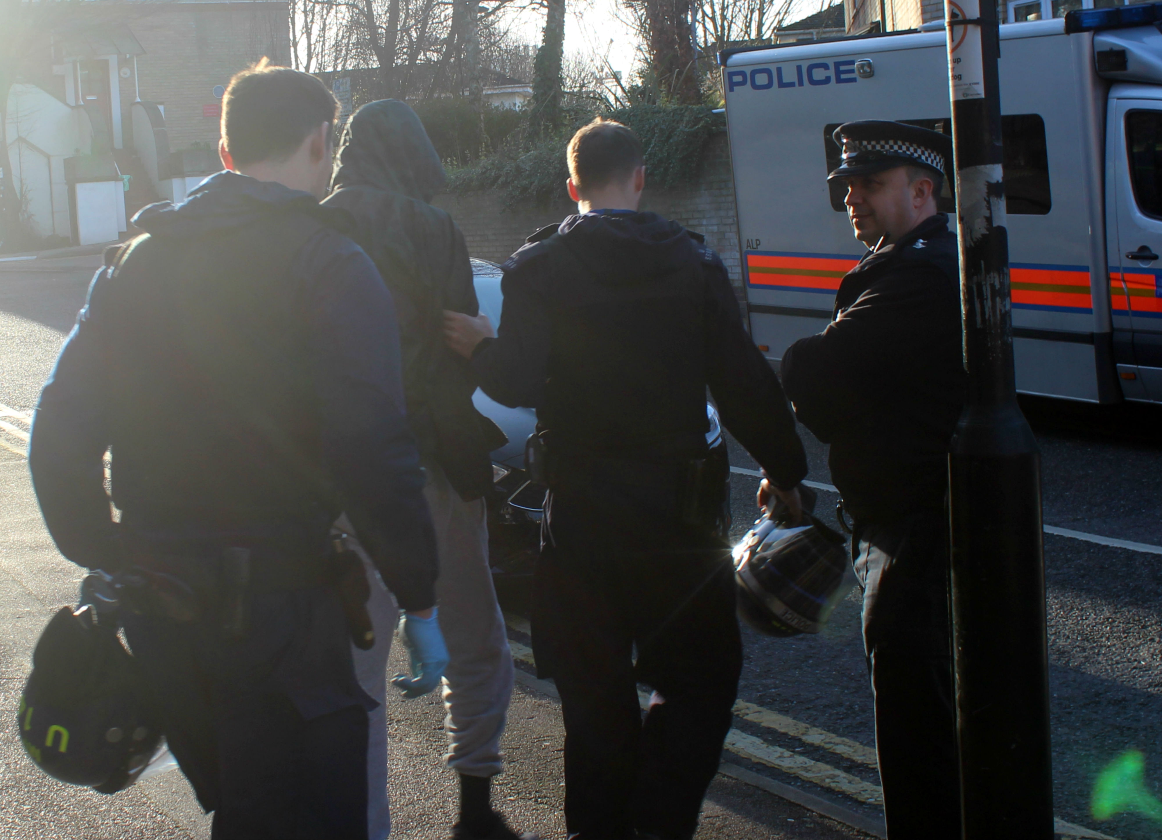 Hundreds of officers join 6am swoop on canal drugs gang suspects ...