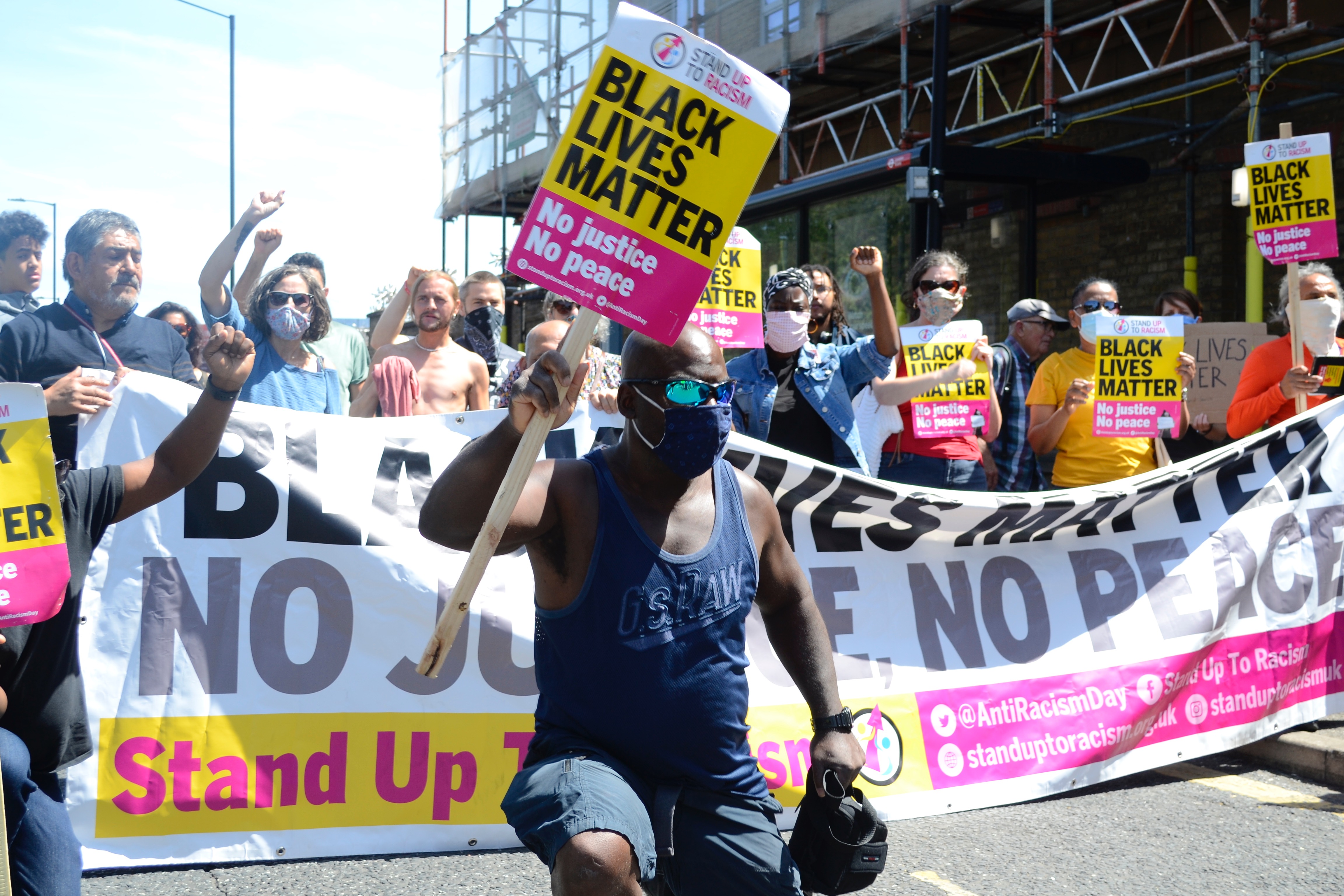 Protesters demand sacking of officer who knelt on suspect's neck ...