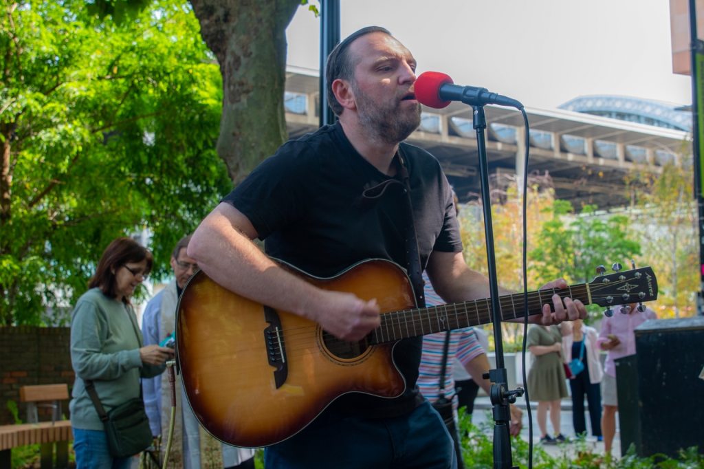 Permanent memorial to ‘gentle giant' Richard Everitt unveiled in Somers ...