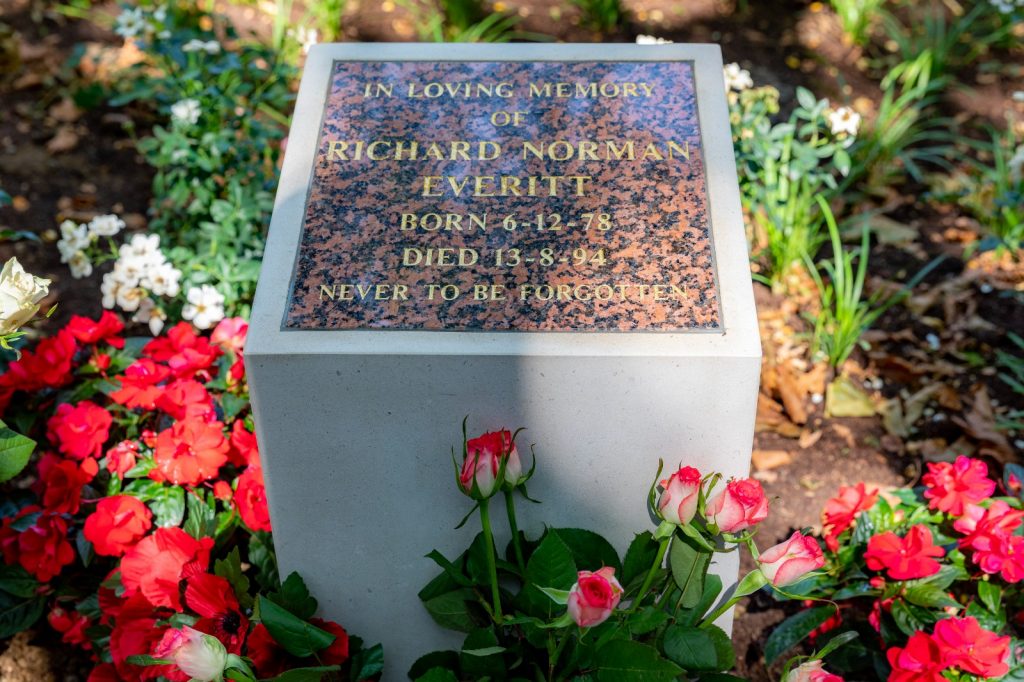 Permanent memorial to ‘gentle giant' Richard Everitt unveiled in Somers ...