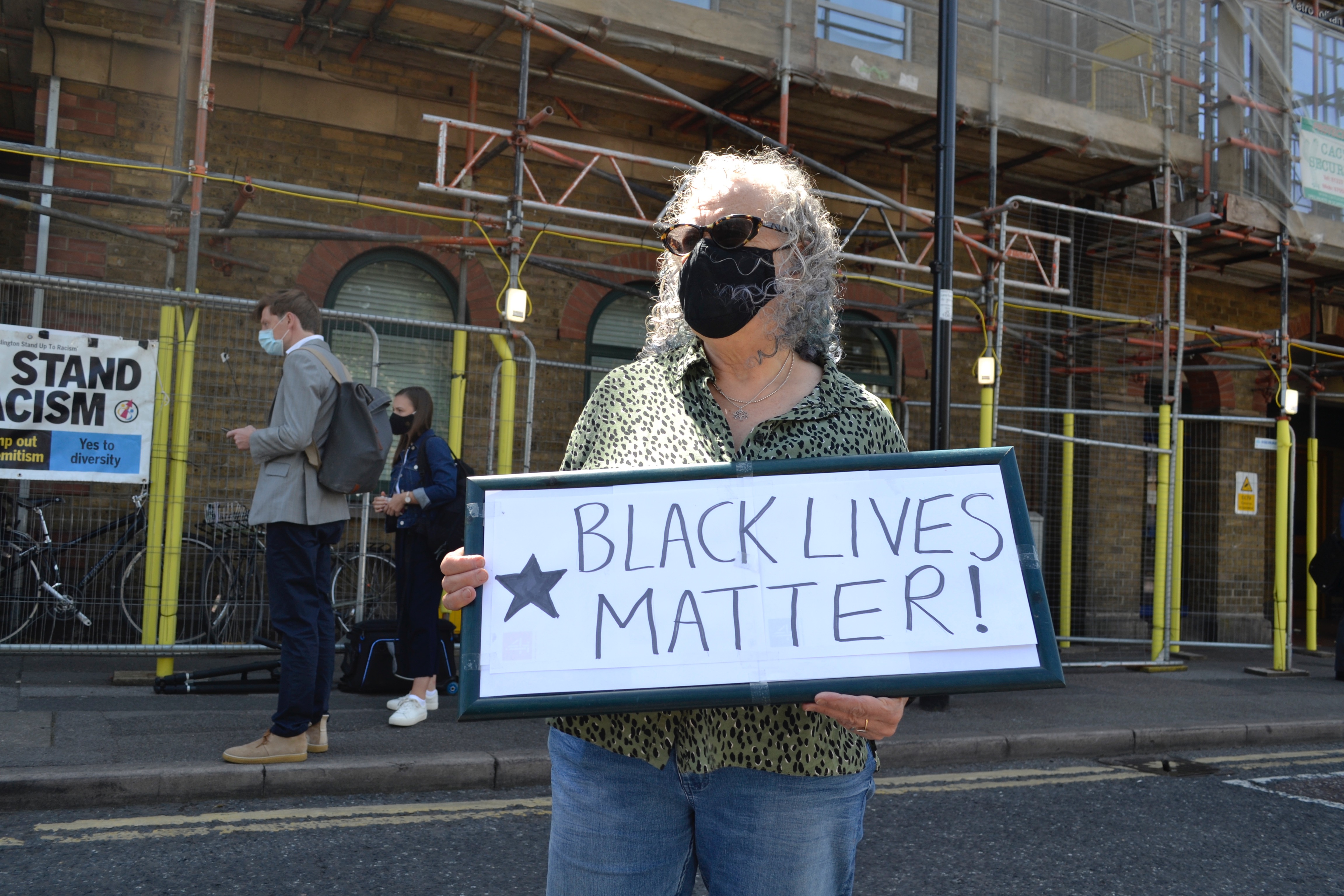 Protesters demand sacking of officer who knelt on suspect's neck ...